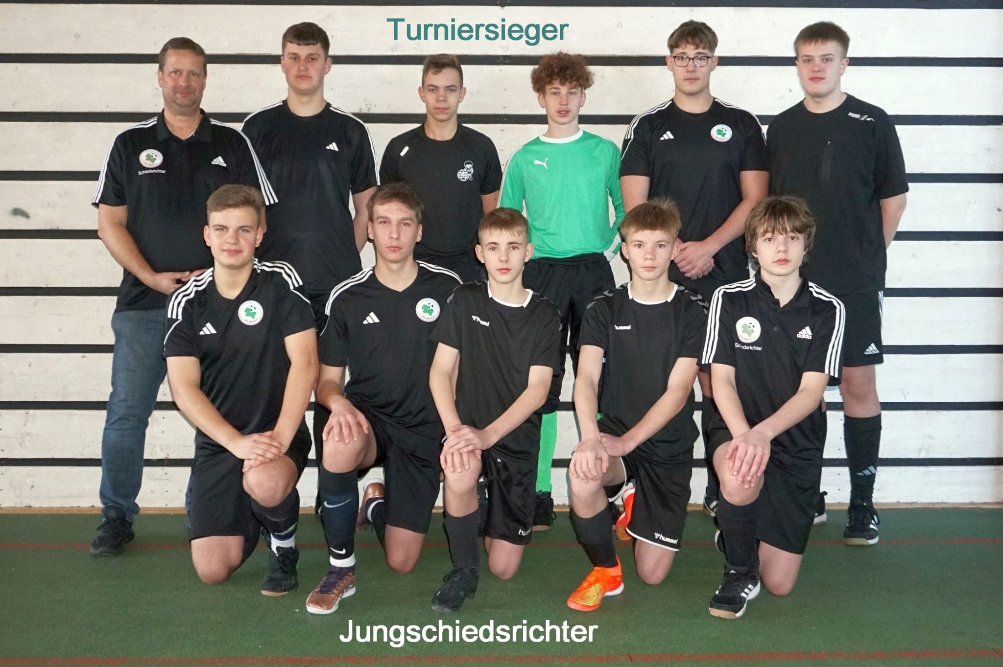 Fußball B-Junioren: Jungschiedsrichter gewinnen Hallenturnier der auf ...